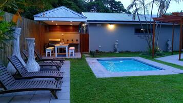 Fachada do alojamento (tarde/noite)