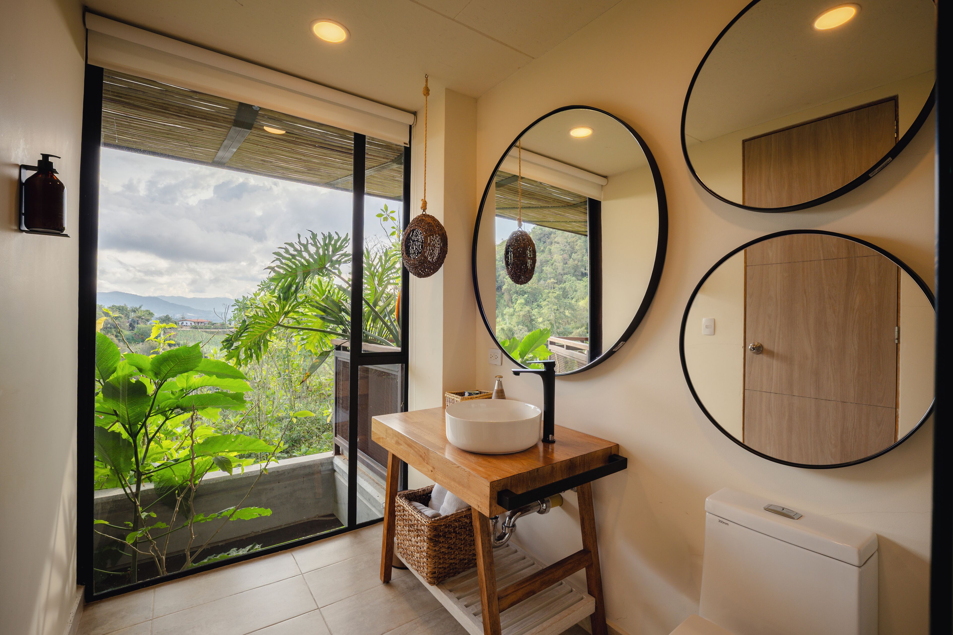 Quarto casal luxo, 1 cama Queen, para não fumantes | Banheiro | Chuveiro, produtos de toalete grátis, roupões de banho, toalhas de banho