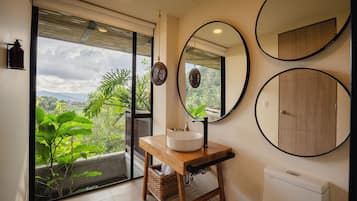 Quarto casal luxo, 1 cama Queen, para não fumantes | Banheiro | Chuveiro, produtos de toalete grátis, roupões de banho, toalhas de banho