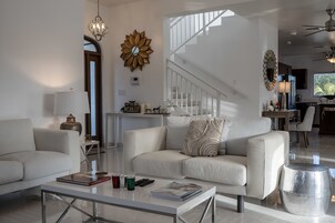 House, Multiple Beds - 3 Bedrooms | Sala de estar | TV de ecrã plano