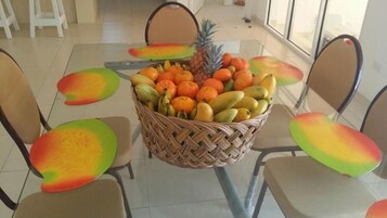 Almoços e jantares servidos, incluindo cozinha local