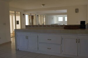 Quarto casal clássico, vista para a baía | Espaço de cozinha compartilhada | Geladeira grande, fogão, cooktop, talheres/pratos/utensílios de cozinha