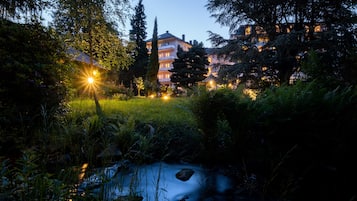 Fachada da propriedade à noite