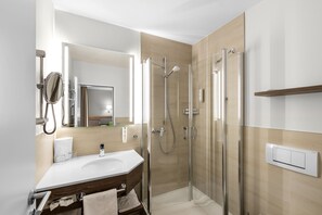 Quarto Duplo Standard, não fumadores | Casa de banho | Banheira de água mineral, artigos de higiene pessoal grátis 