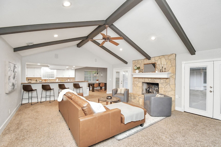 Spacious Modern Cottage Perfect For Families & Pets ~ Gated Parking ~ Sleeps 9+ - 카티