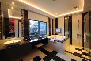 Suíte superior | Banheiro | Produtos de toalete grátis, secador de cabelo, chinelos, shampoo