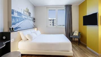 Quarto casal superior, para não fumantes | Cofres nos quartos, escrivaninha, cortinas blackout