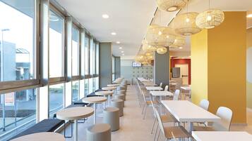 Café da manhã com buffet todos os dias (EUR 9.5 por pessoa)