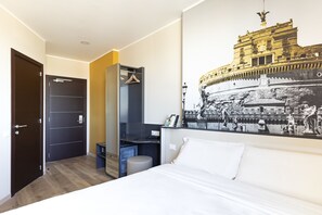 Quarto Duplo Standard, não fumadores | Cofre no quarto, secretária, cortinas/cortinados opacos 