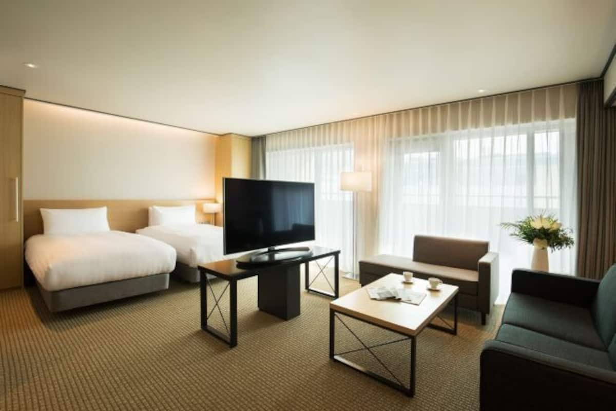 Roupas de cama premium, cofres nos quartos, escrivaninha