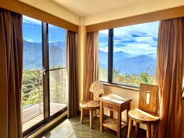 Quarto Quádruplo, varanda, vista para a montanha | Refeições no quarto