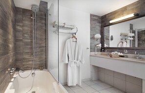 Quarto casal superior | Banheiro | Chuveiro com efeito de chuva, produtos de toalete grátis