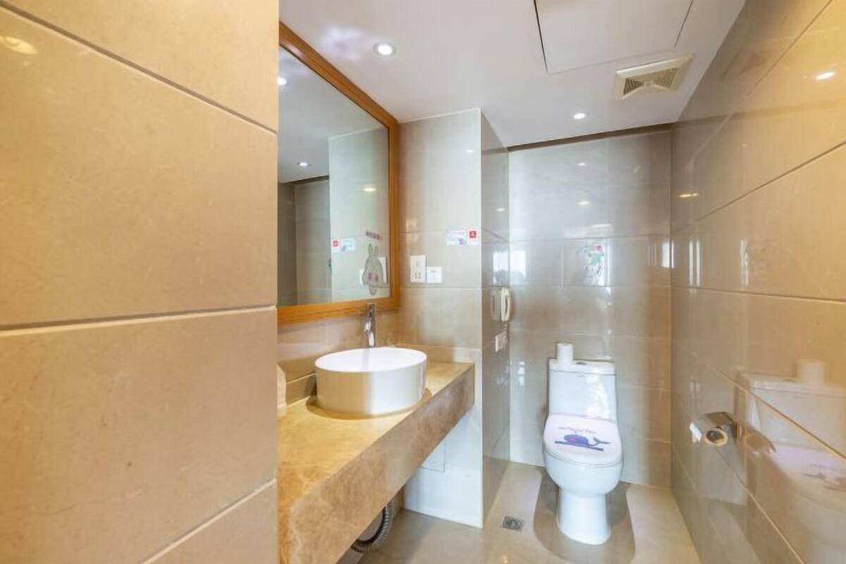 Banheiro | Chuveiro, produtos de toalete grátis, secador de cabelo, chinelos