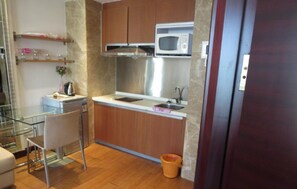 Um frigorífico, um micro-ondas, uma placa de cozinha