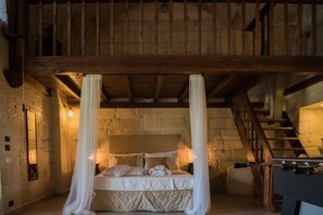Suíte romântica | Roupas de cama premium, edredons de pluma, camas com colchões pillow-top