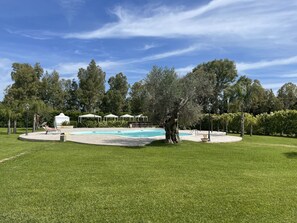 Apartamento luxo, 2 quartos, banheira de imersão, ao lado da piscina | Vista do quarto