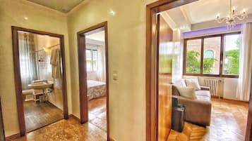 Um secador de cabelo, chinelos, toalhas fornecidas