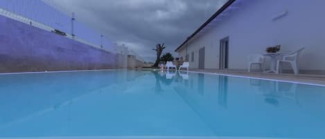 Piscina externa sazonal, funciona das 10h às 21h, espreguiçadeiras