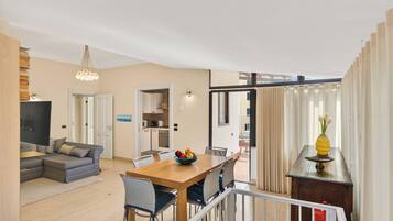 Apartamento, 2 quartos | Sala de jantar