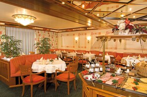 Café da manhã com buffet mediante uma taxa durante a semana