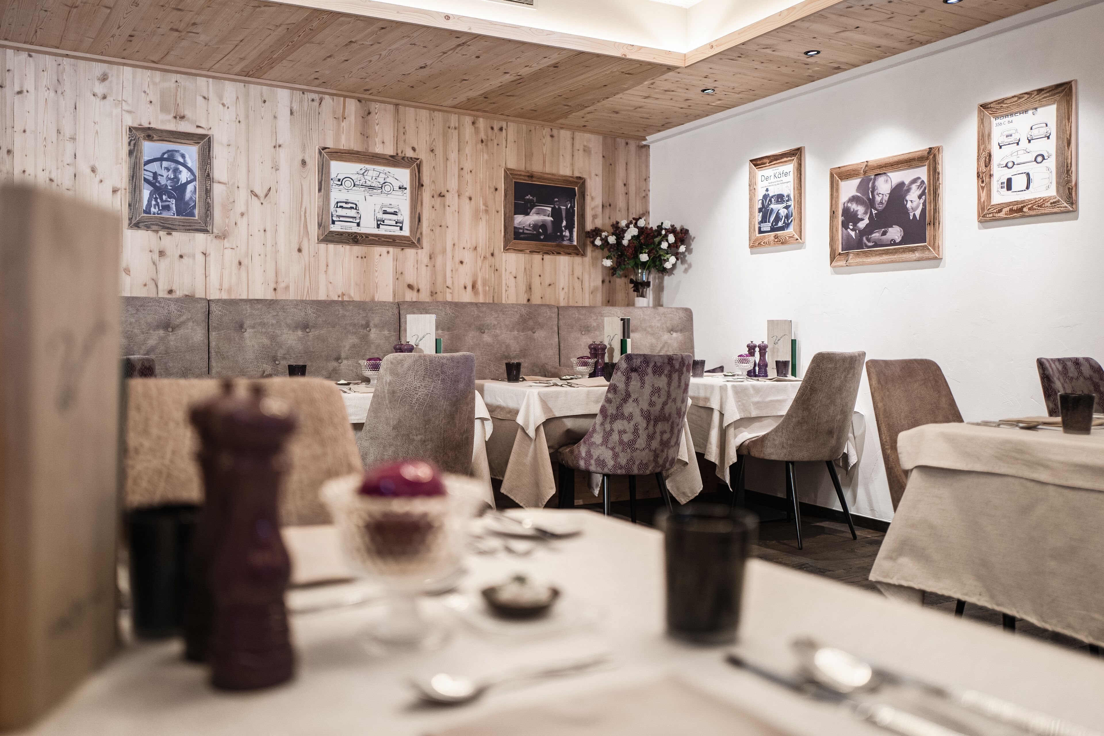 Um restaurante com paredes de painéis de madeira, quadros decorativos e um ambiente acolhedor.