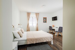 Quarto Duplo | Secretária, Wi-fi grátis, roupa de cama fornecida