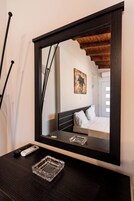 Superior Room with Jacuzzi & Terrace | 1 quarto, lençóis italianos Frette, roupas de cama premium