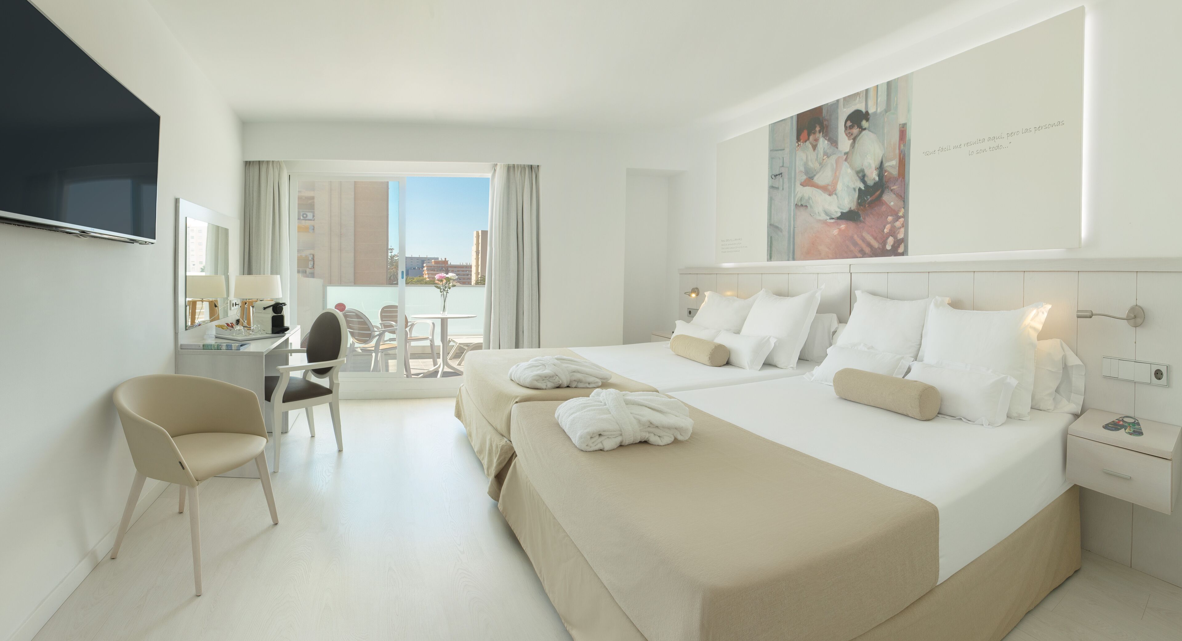 Escrivaninha, cortinas blackout, Wi-Fi de cortesia, roupa de cama