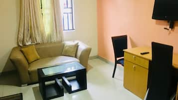 Quarto executivo, 1 cama Queen, para não fumantes | Frigobar, cofres nos quartos, escrivaninha