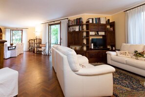 Casa (5 Bedrooms) | Sala | Televisor, lareira 