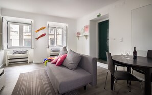 Apartamento clássico, 1 quarto (Lovely House) | Espaço de trabalho para notebook, ferros/tábuas de passar roupa