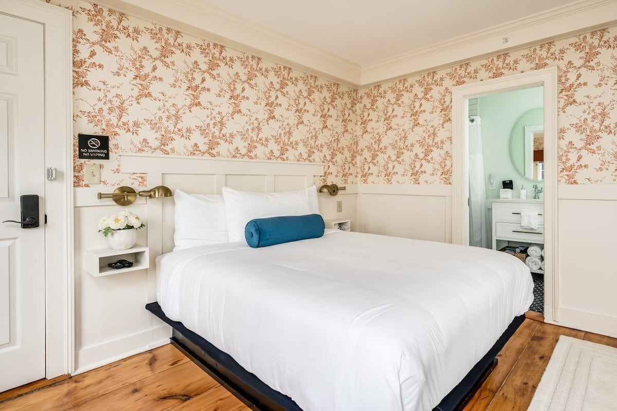 Quarto, 1 cama Queen (Typhoon) | Individualmente decorados, individualmente mobiliados, escrivaninha