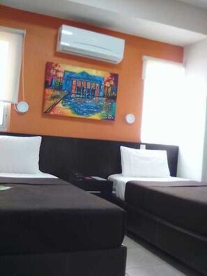 Quarto duplo básico, 2 camas de solteiro, para não fumantes | Escrivaninha, ferros/tábuas de passar roupa, Wi-Fi de cortesia