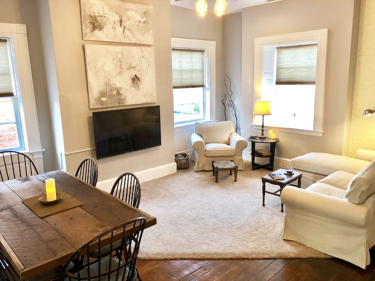 Historic Apartment In The Heart Of Old Towne With Bird's Eye Views - Fort Lee, VA