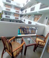Quarto casal luxo, 1 cama de casal, acessível, vista para a piscina | Terraço/pátio