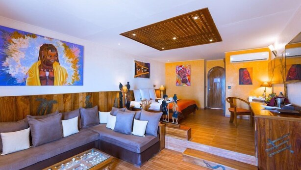 Uma sala de estar moderna com sofá, mesa de centro e obras de arte nas paredes.