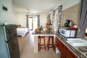 Um frigorífico/congelador grande, um micro-ondas, uma placa de cozinha 