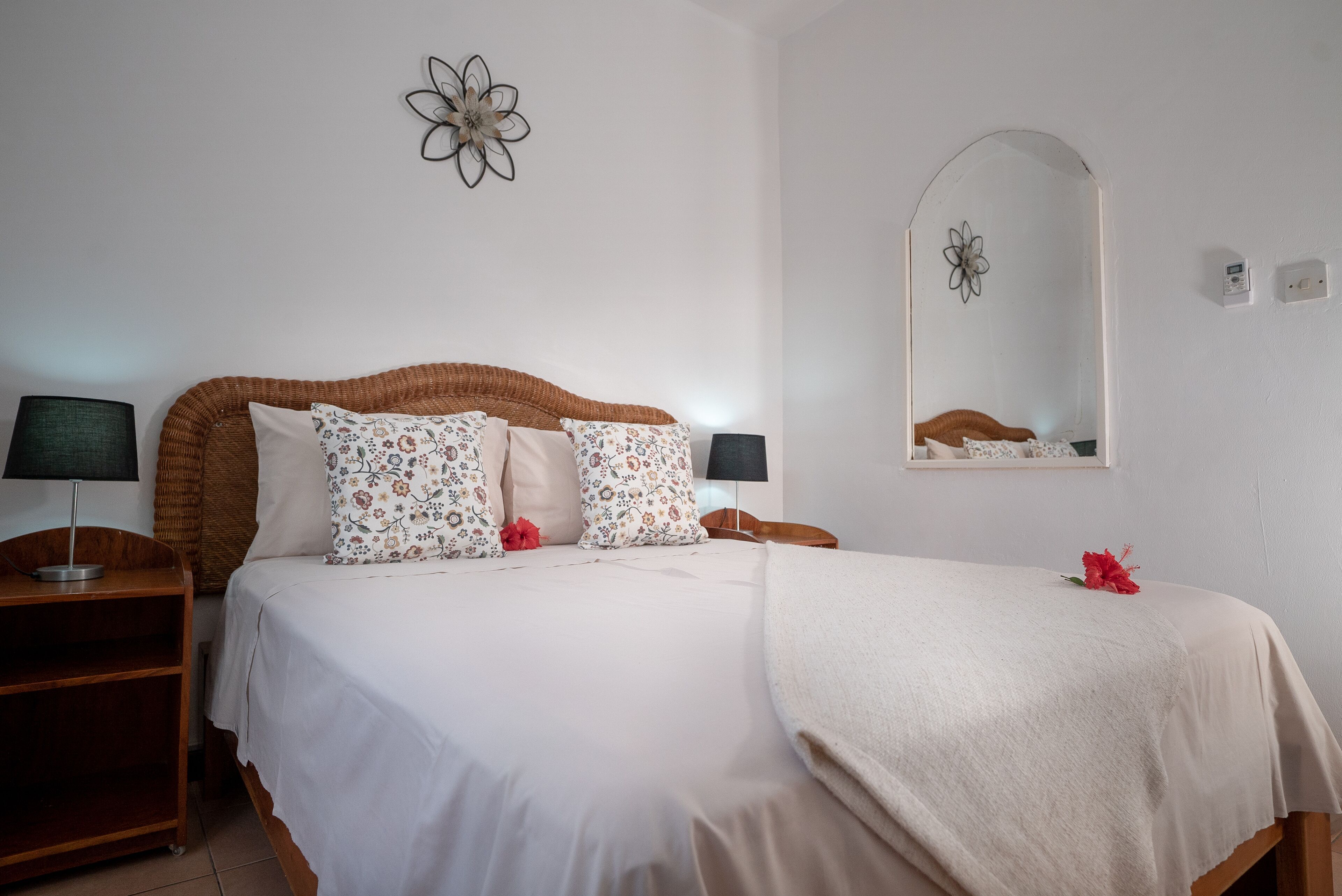Suite-Estúdio Familiar, 1 cama de casal e sofá-cama, vista para o jardim | Cofre no quarto, cortinas/cortinados opacos, ferro/tábua de engomar 