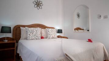 Suite-Estúdio Familiar, 1 cama de casal e sofá-cama, vista para o jardim | Cofre no quarto, cortinas/cortinados opacos, ferro/tábua de engomar