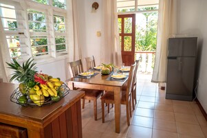 Suite-Estúdio Familiar, 1 cama de casal e sofá-cama, vista para o jardim | Refeições no quarto