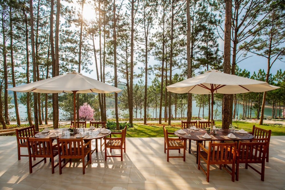Phòng Premium Suite Hướng Vườn Hoa Và đồI Thông - Dalat