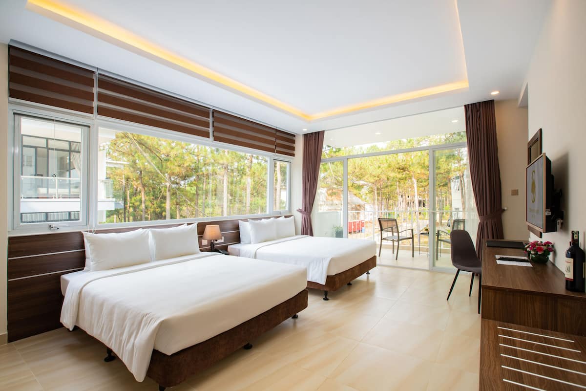 Quarto Quádruplo Premium, vista para o jardim | 1 quarto, roupa de alta qualidade, camas de colchão pillowtop, minibar
