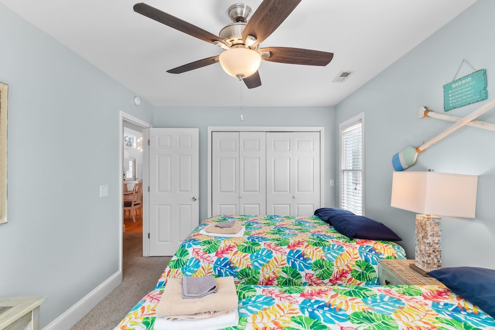 Spacious 5 Bedroom Oceanside Pool House Sleeps 22steps From The Beach - North Carolina