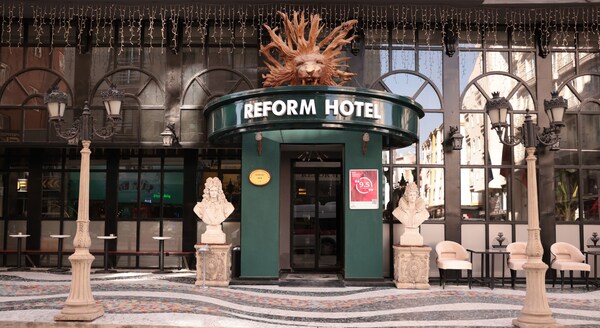 Reform Hotel - Van