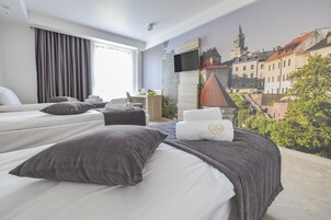 Quarto triplo standard | Roupas de cama antialérgicas, cofres nos quartos, escrivaninha