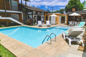 Piscina externa, espreguiçadeiras