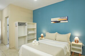 Quarto Twin Standard | Secretária, cortinas/cortinados opacos, ferro/tábua de engomar 