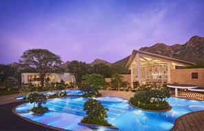 Piscina exterior, guarda-sóis, espreguiçadeiras 