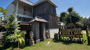 Um edifício moderno com uma placa indicando 
