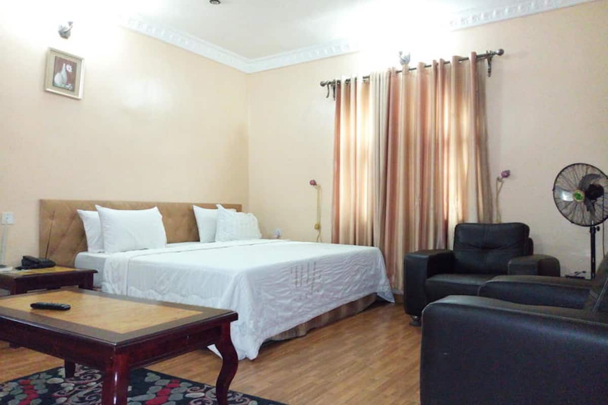 Suite Presidencial, 1 cama queen-size, não fumadores | Secretária, cortinas/cortinados opacos, roupa de cama fornecida